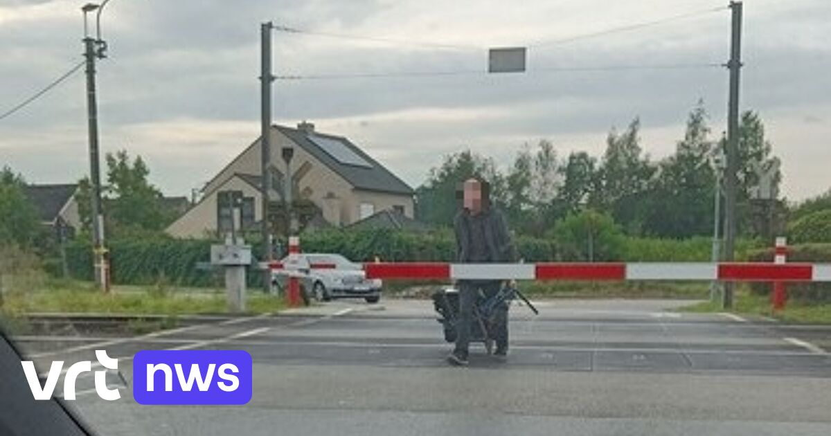 Man negeert slagbomen en steekt drukke spoorweg over in Schellebelle, net voor doorkomst ...