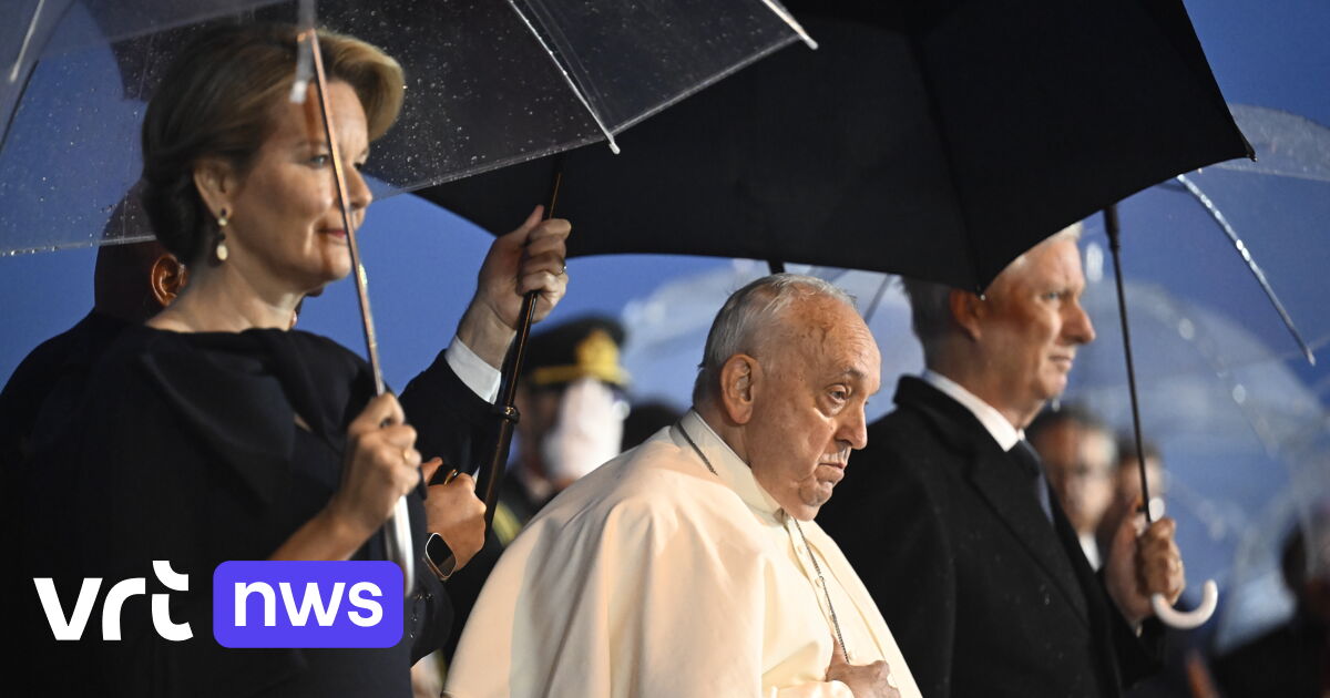 Liveblog pausbezoek: Koning, koningin en kinderkoor heten paus welkom bij aankomst in België ...