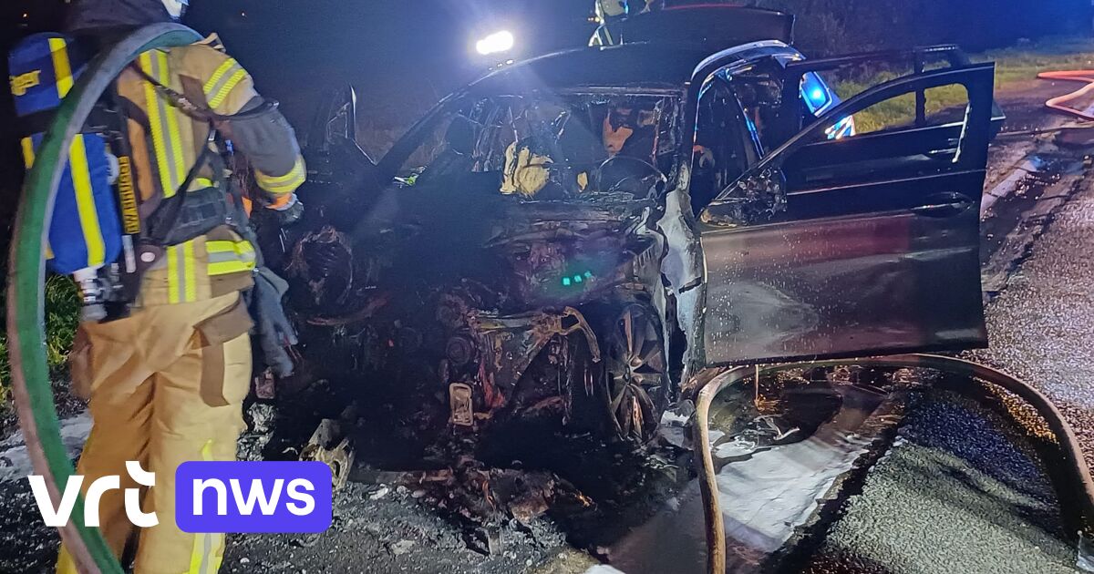 Auto brandt volledig uit op autosnelweg E403 in Lichtervelde, bestuurder kan op tijd uitstappen ...