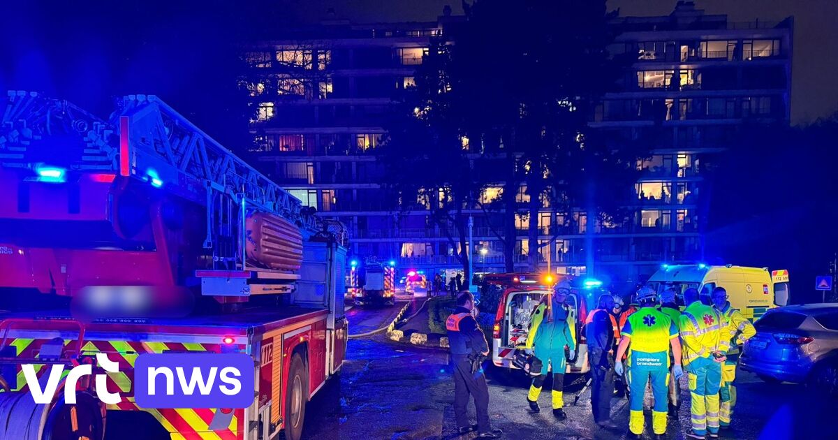 Flatbewoner levensgevaarlijk gewond bij brand in Ukkel | VRT NWS Nieuws