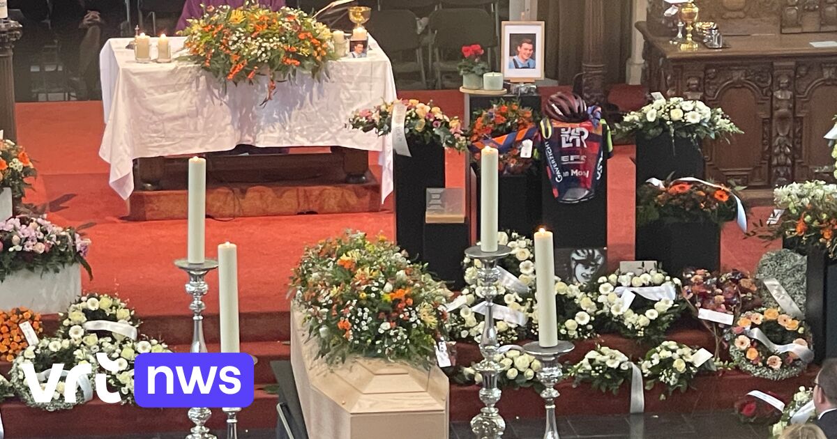Veel volk op afscheid van wielrenner Tuur Hancke (19) in Lo, die plots ...