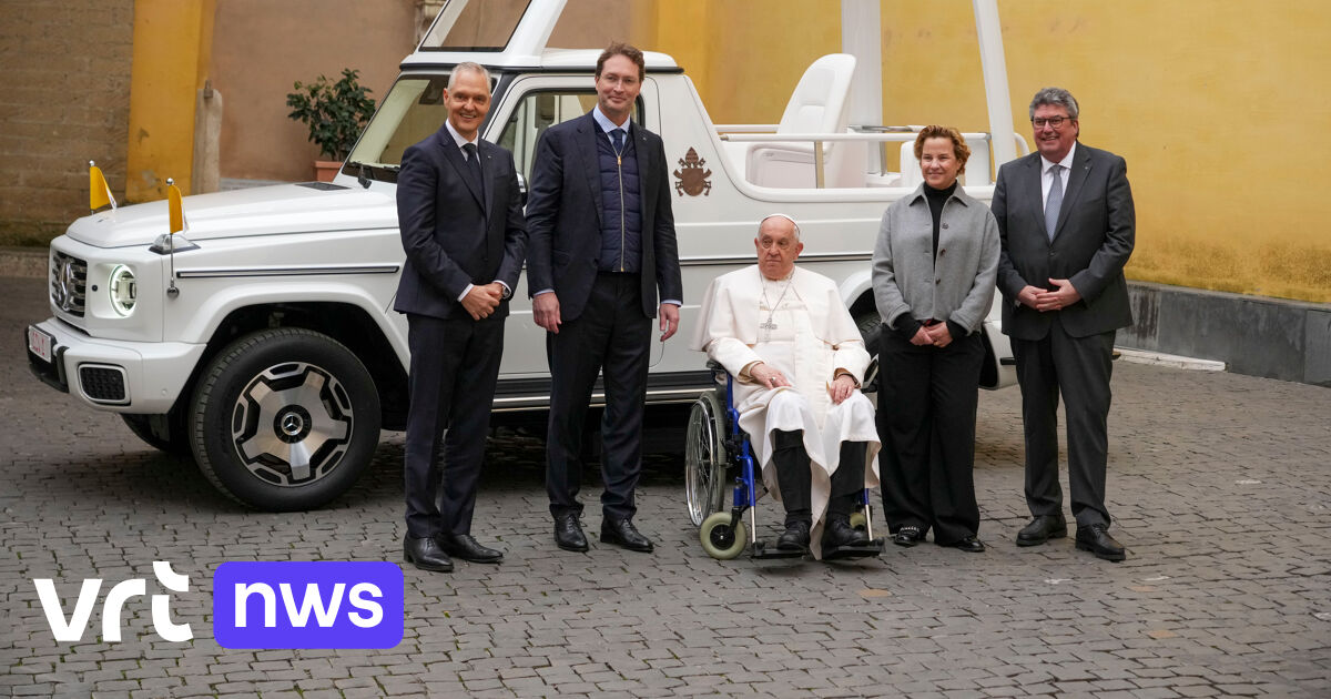 Paus Franciscus rijdt voortaan elektrisch met nieuwe pausmobiel | VRT ...