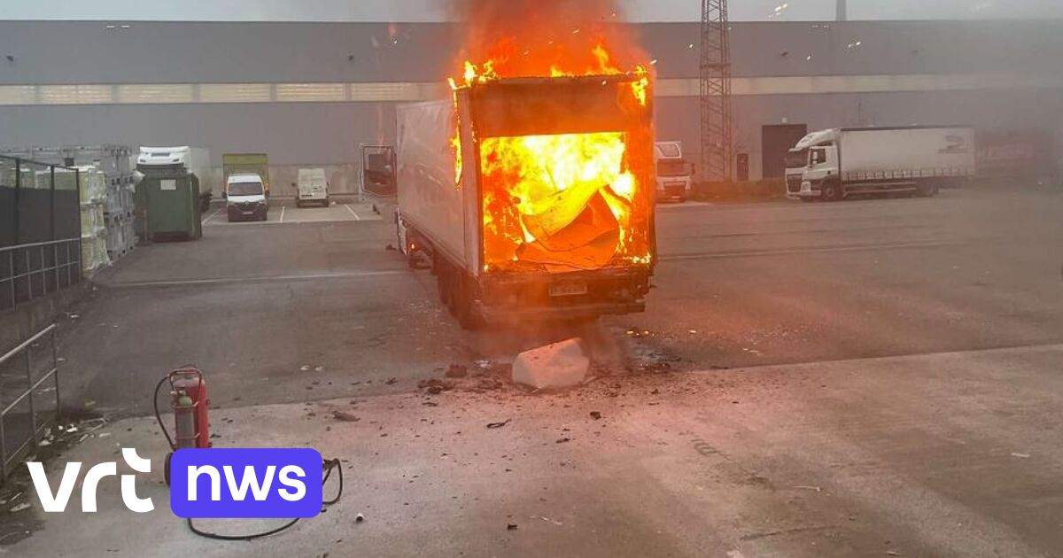 Vrachtwagen met batterijen vat vuur in Bornem en veroorzaakt giftige ...