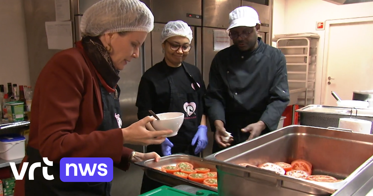 Koningin Mathilde helpt als keukenhulp bij sociaal restaurant Resto du Coeur in Sint-Gillis ...