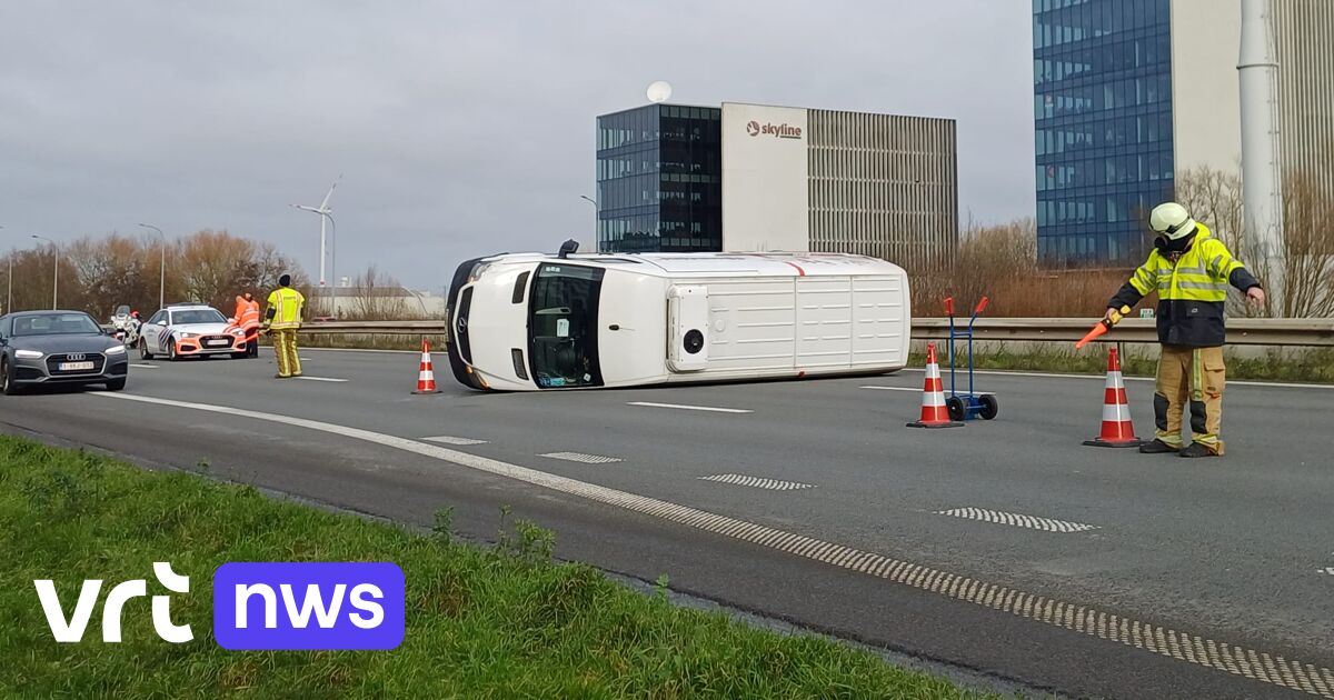 Koelwagen belandt dwars op autosnelweg E403 en zorgt voor lange files | VRT NWS: nieuws