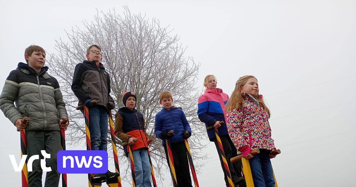 Kinderen leren op stelten lopen in Merchtem: "Traditie mag niet ...