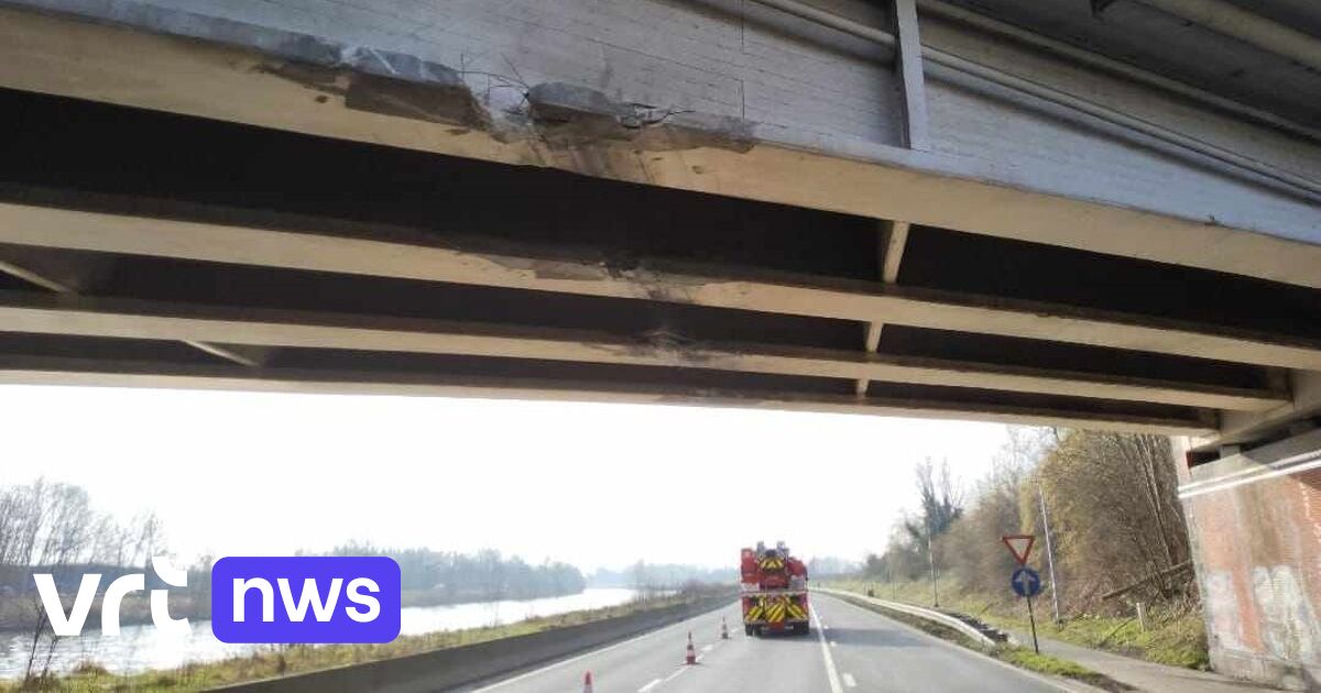 Vrachtwagen rijdt tegen brug over R4 in Drongen, brug hele week ...