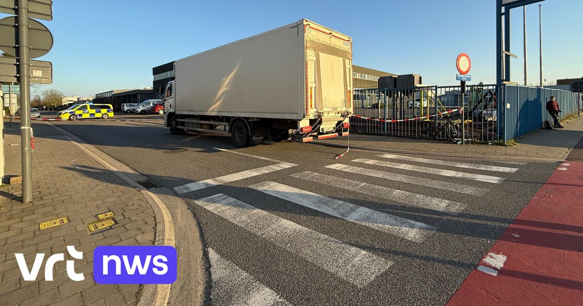 Fietser (17) in levensgevaar na zwaar verkeersongeval met vrachtwagen in Aartselaar | VRT NWS ...