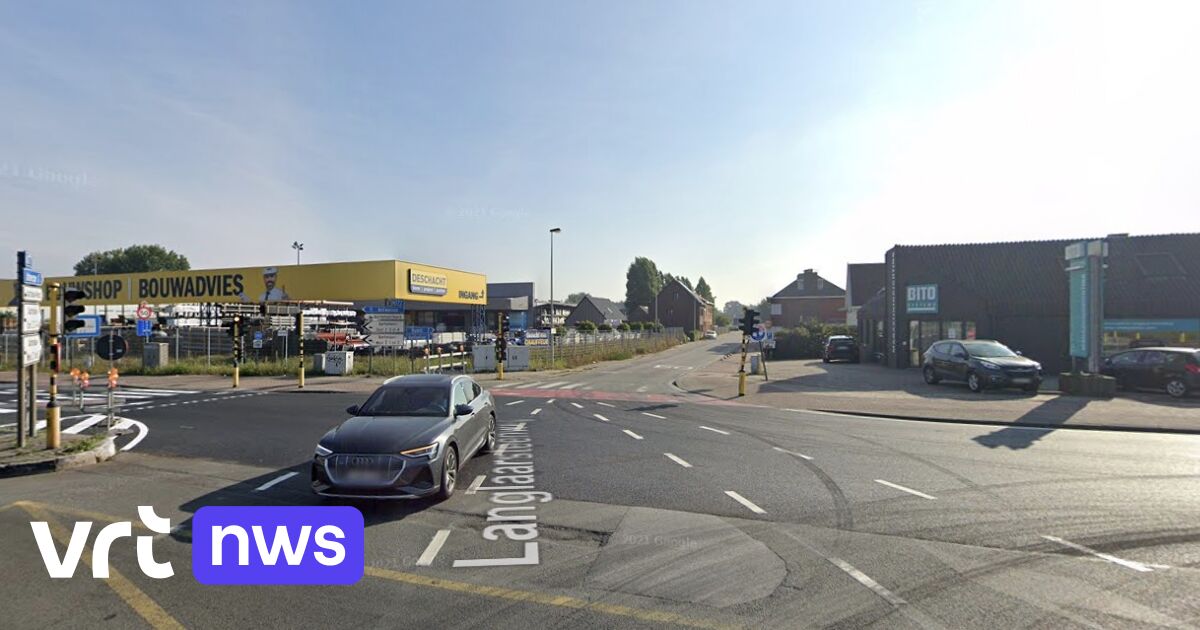 Ongeval met auto en bromfiets op kruispunt A12 in Aartselaar: 1 persoon in levensgevaar | VRT ...