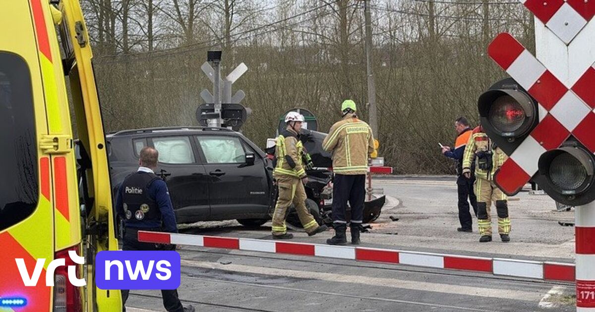 Auto belandt onder trein in Landskouter, bestuurder lichtgewond: "Probeerde nog snel tussen ...