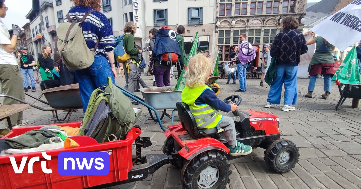 Tientallen boeren verzamelen aan Stadshal in Gent om waardering te vragen voor landbouwgrond ...