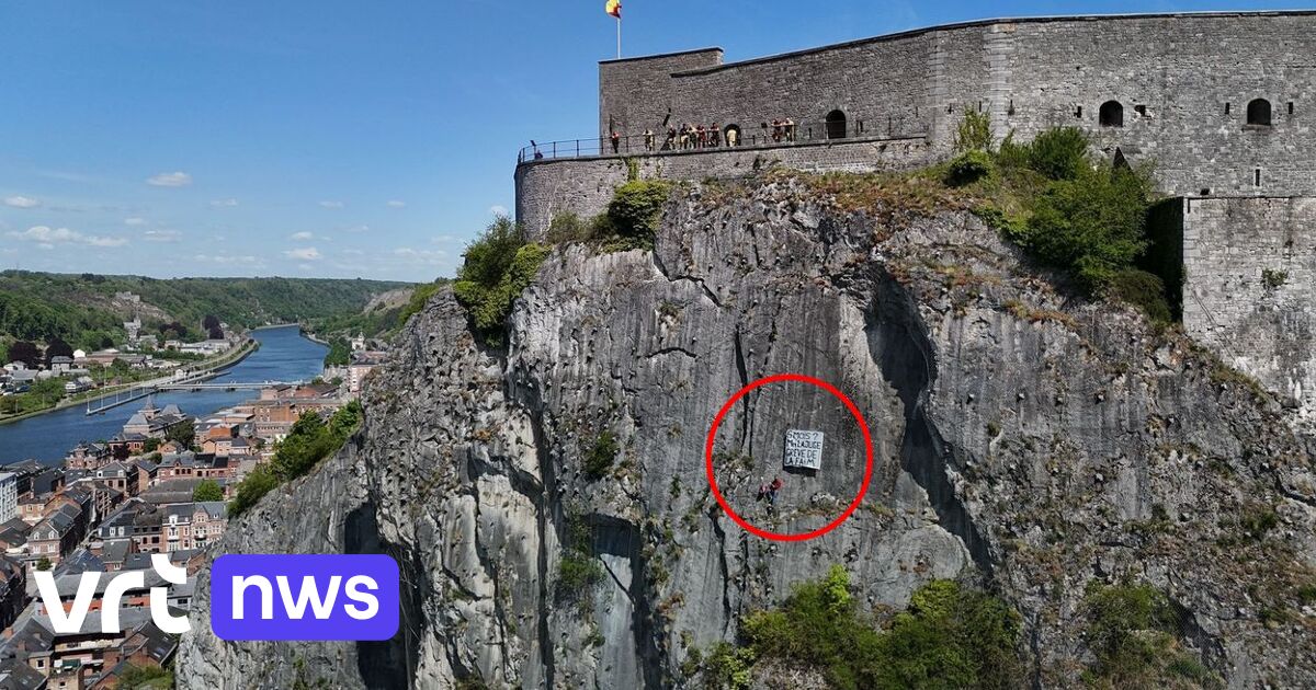 Bekijk: man in hongerstaking hangt al sinds donderdag uit protest aan ...