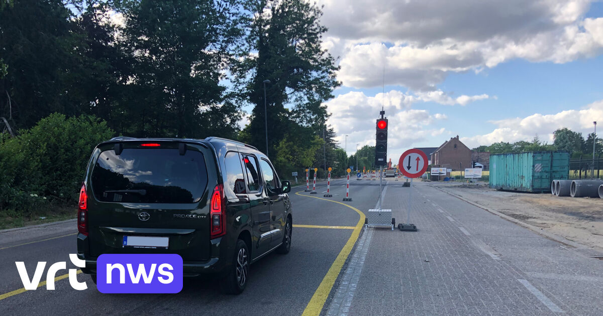Maaseik zet eerste verkeerslichten met afstandsbediening in bij drukke schoolomgeving | VRT NWS ...