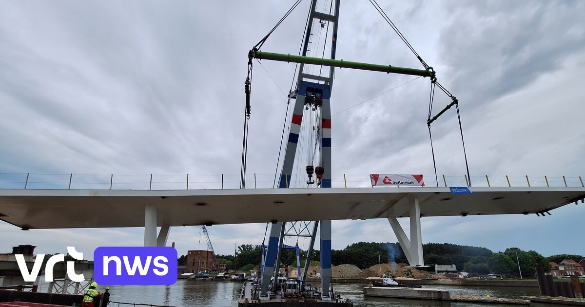 Eerste brugdelen van nieuwe fiets- en voetgangersbrug over Albertkanaal in Wijnegem succesvol ...