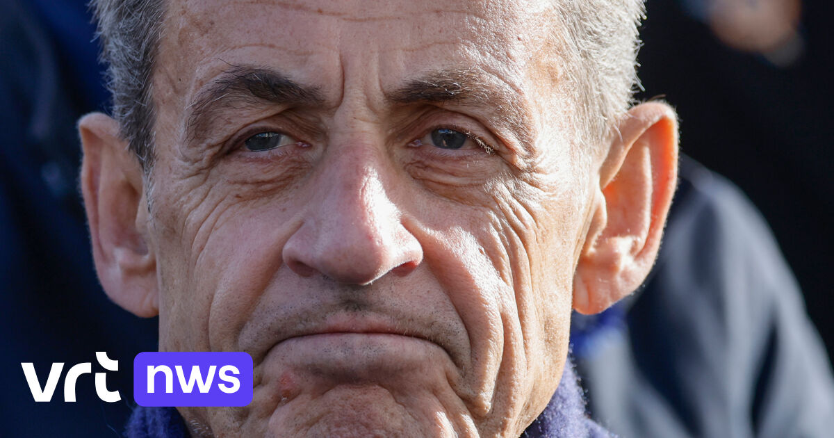 Oud-president Nicolas Sarkozy is zijn Légion d'Honneur, de hoogste Franse onderscheiding, dan ...