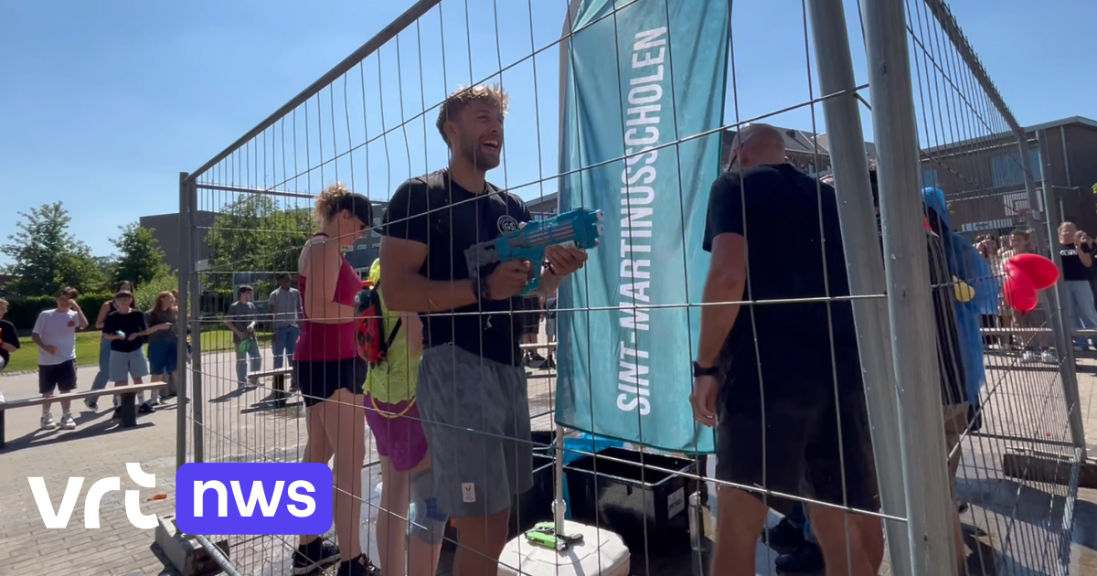 Leerlingen in Herk-de-stad vieren laatste schooldag met watergevecht: "10 leerkrachten, onder ...
