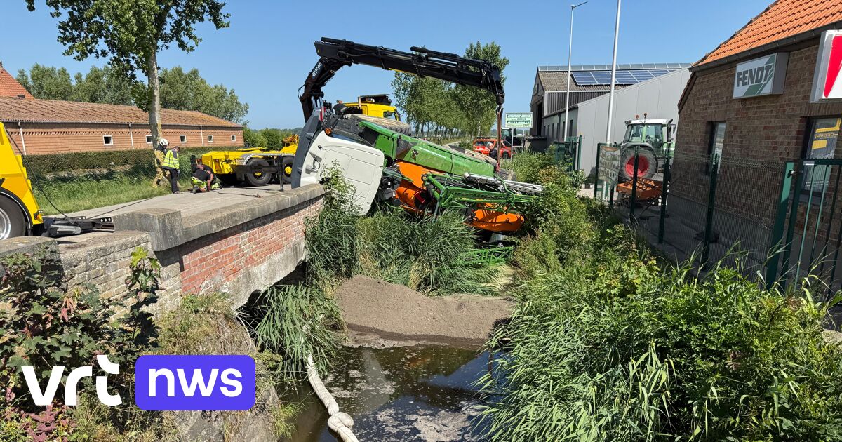 Sproeiwagen kantelt in gracht in Veurne: Civiele Bescherming moet ...