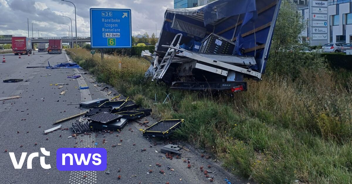 Vrachtwagen en bestelwagen lopen grote schade op bij ongeval op E403 in Roeselare | VRT NWS: nieuws