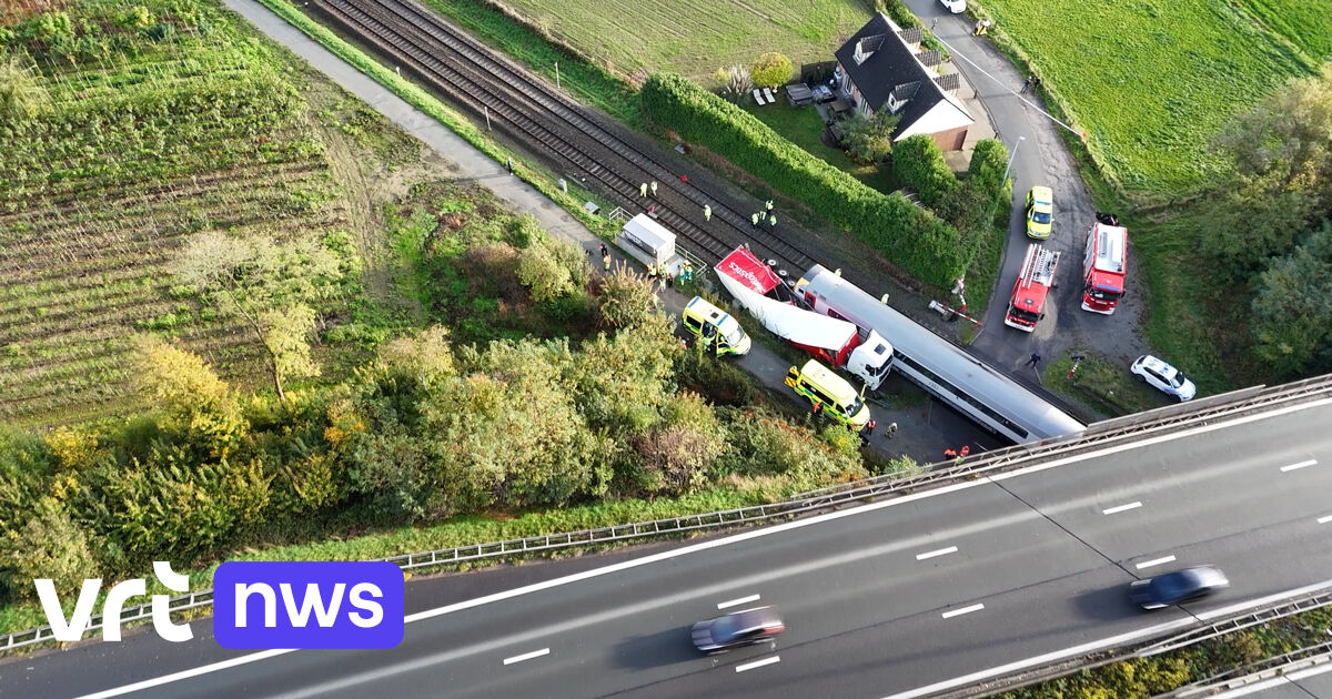 Rush hour train collides with lorry on East Flemish level crossing ...