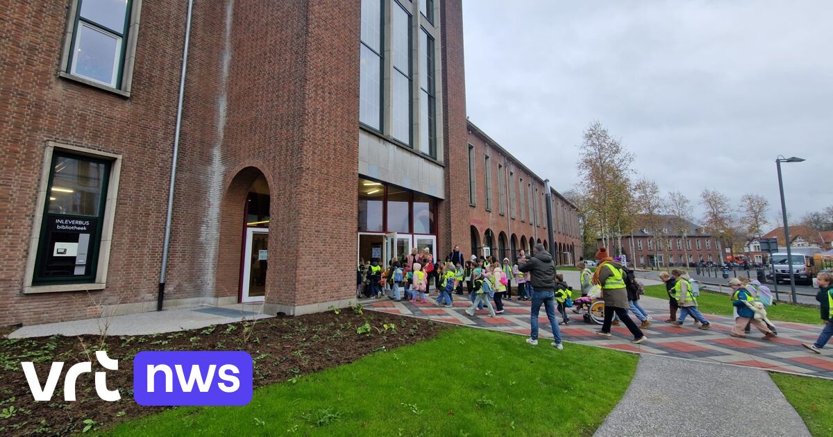 150 schoolkinderen verhuizen laatste boeken naar nieuwe bibliotheek in ...