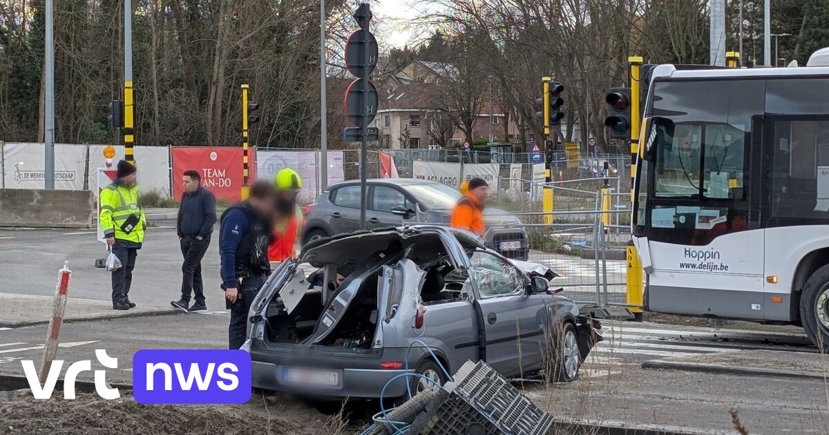 Brandweer bevrijdt bestuurster (21) na botsing tussen bus en auto in ...