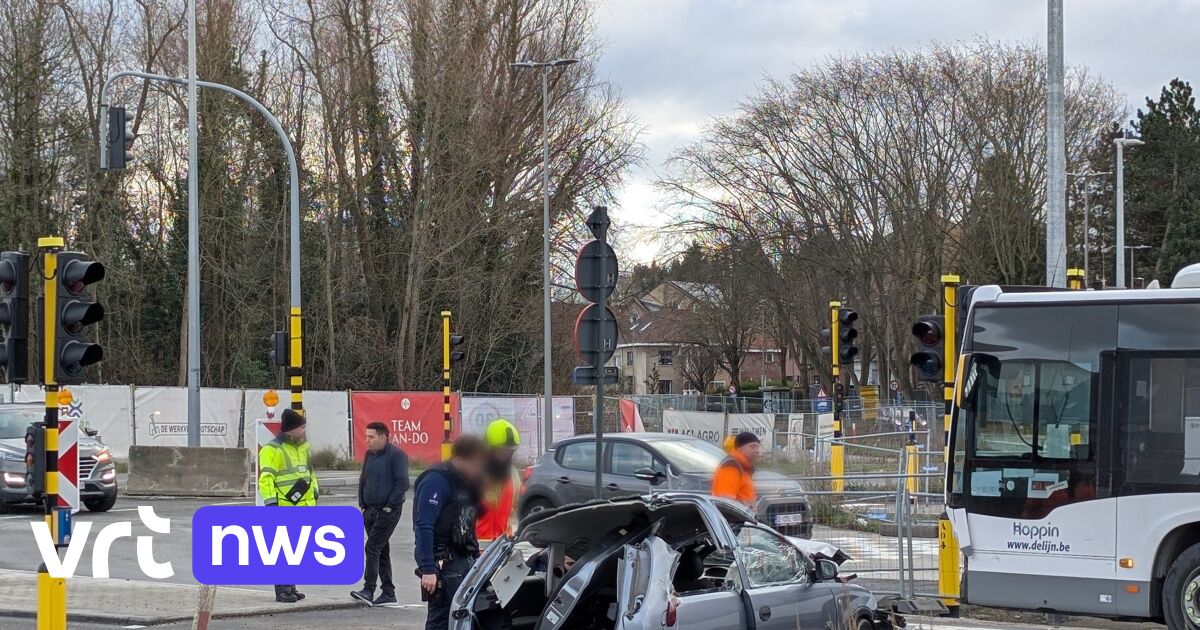 Brandweer bevrijdt bestuurster (21) na botsing tussen bus en auto in ...