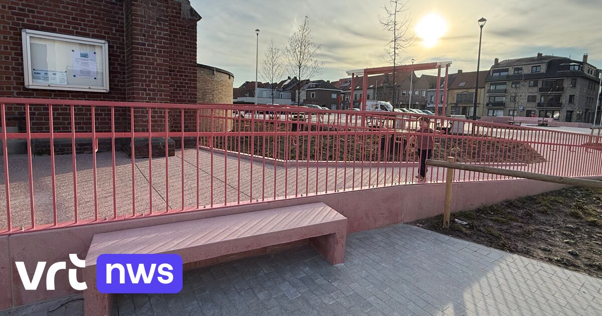 Hellingen, luifels en fietsenstalling kleuren roze in Lauwe bij Menen ...