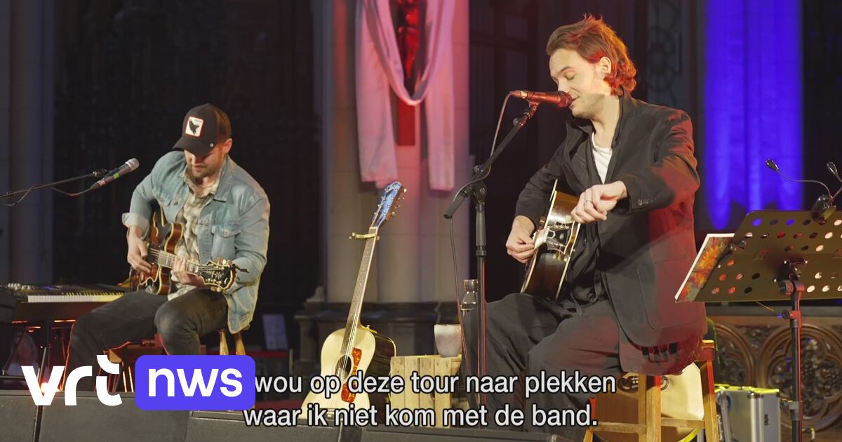 Tom Smith von Editors gibt Solokonzert in der Kirche von Laken | VRT ...
