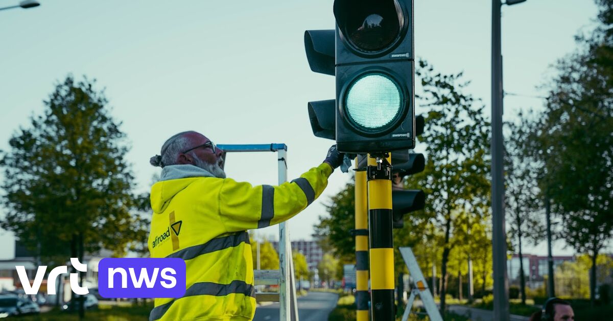 Deze mensen houden onze verkeerslichten proper: "Stickers eraf krijgen ...