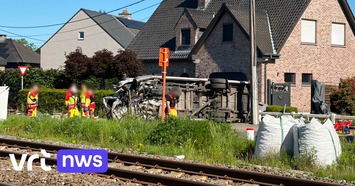 4 die in collision between train and school minibus (VIDEO) | VRT NWS: news