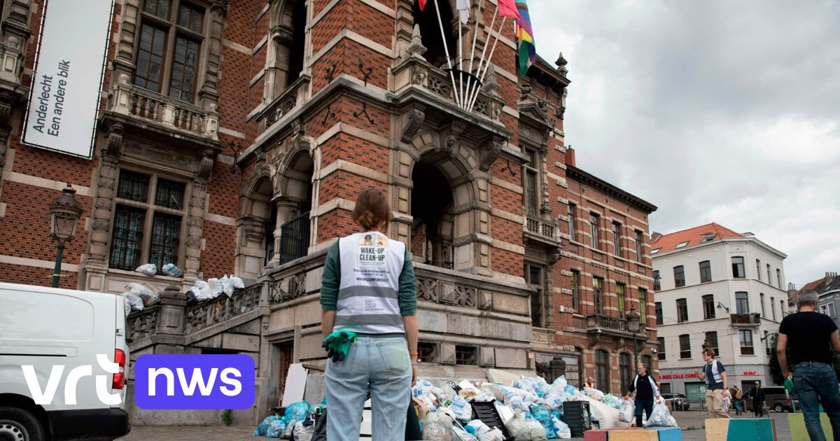 Inwoners Kuregem bouwen muur van afval rond gemeentehuis van Anderlecht ...