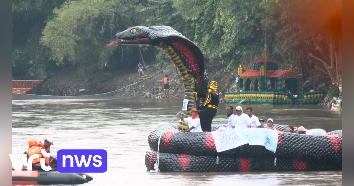 Parade met plastic boten in Jakarta, gemaakt van plastic afval uit ...