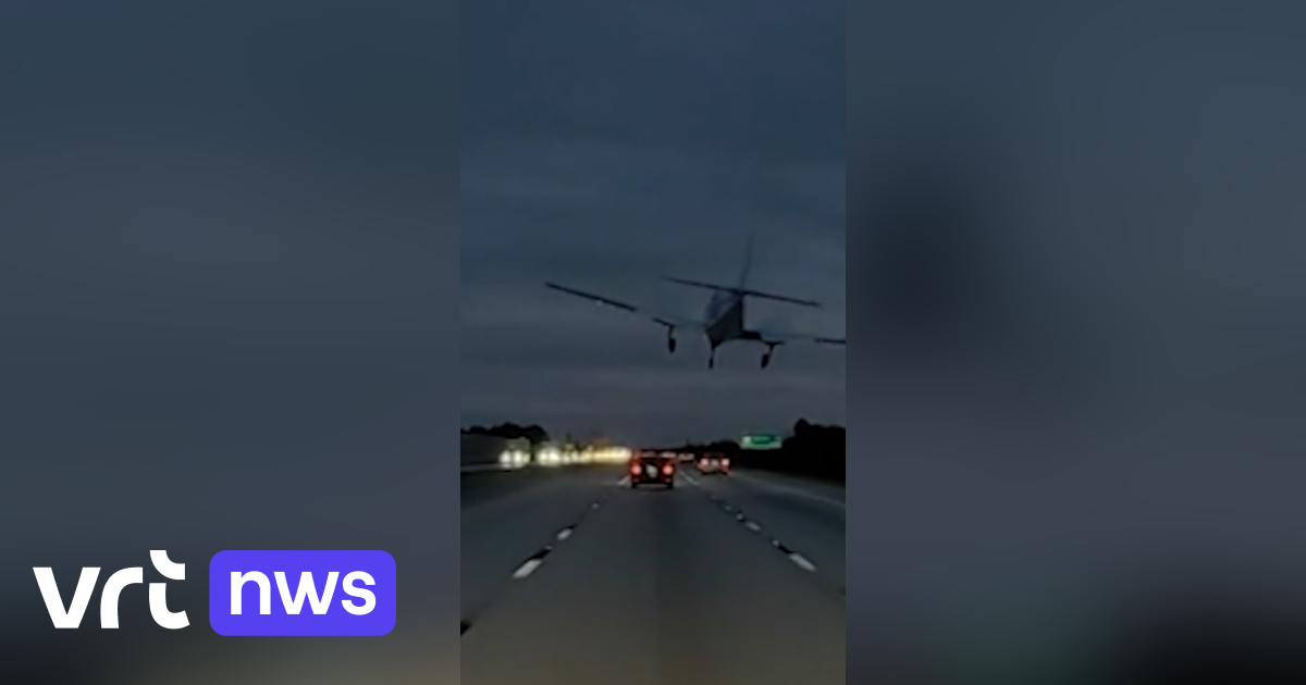 VIDEO Vliegtuig crasht op dak rijdende auto | VRT NWS Nieuws