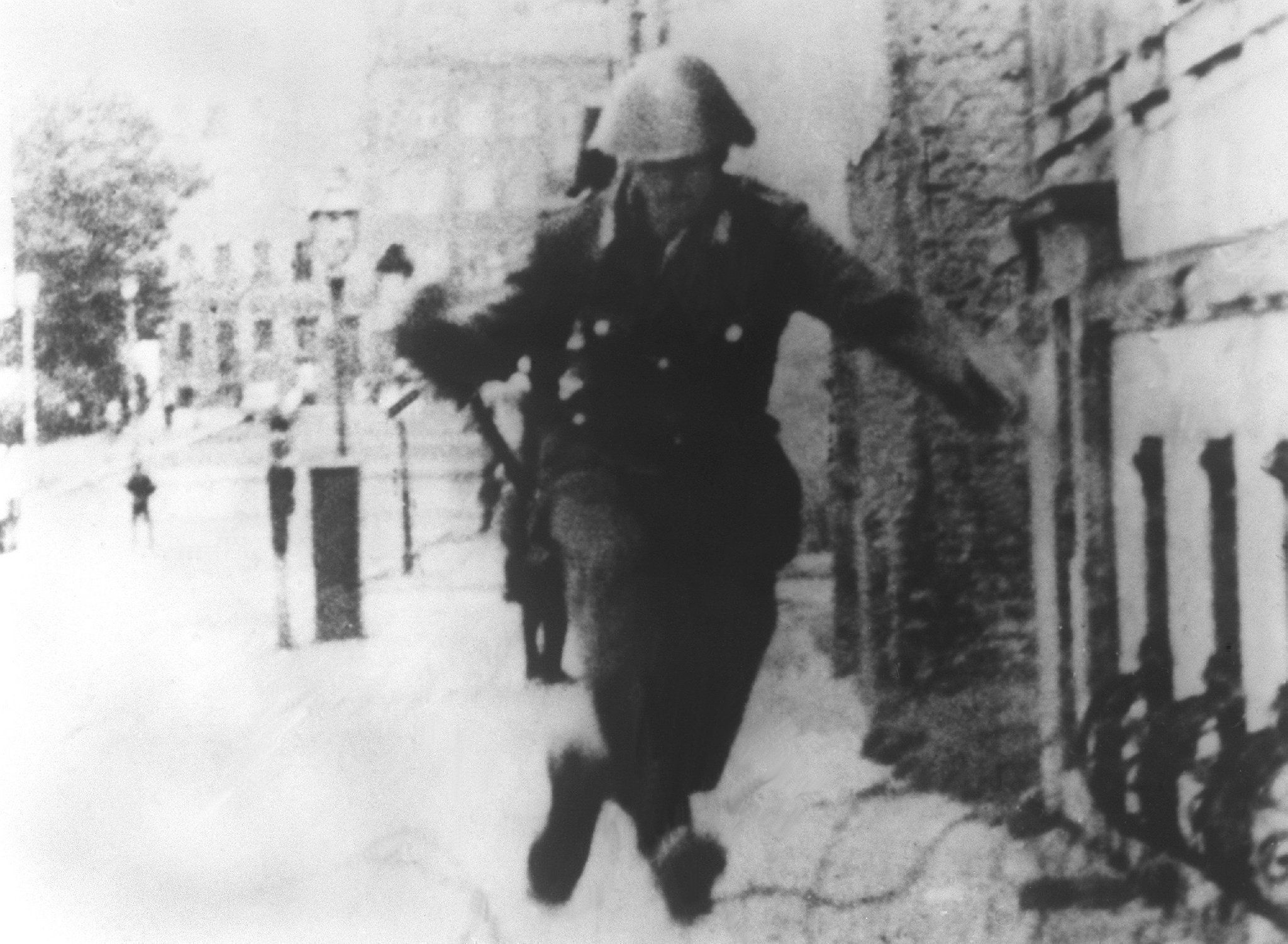 60 jaar geleden verrees de Berlijnse Muur, pas eind 1989 viel het ...