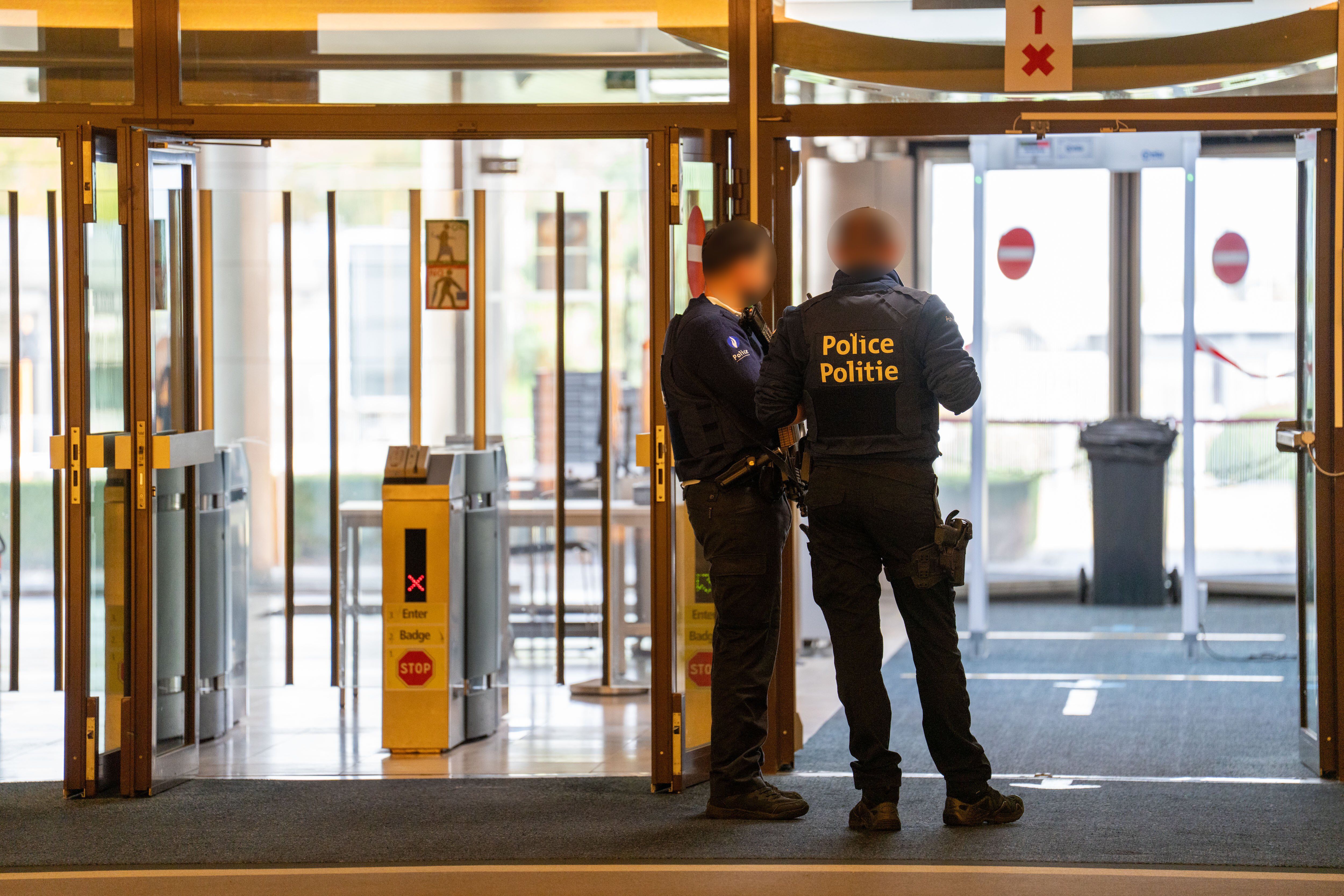 "Smeerlappen, crapuul": chaotische zittingsdag op groot drugsproces ...