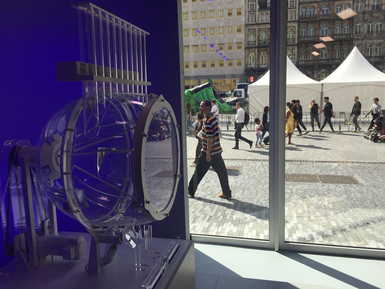 Een trekking van de Lotto zien? Het kan voortaan live in Brussel | VRT ...