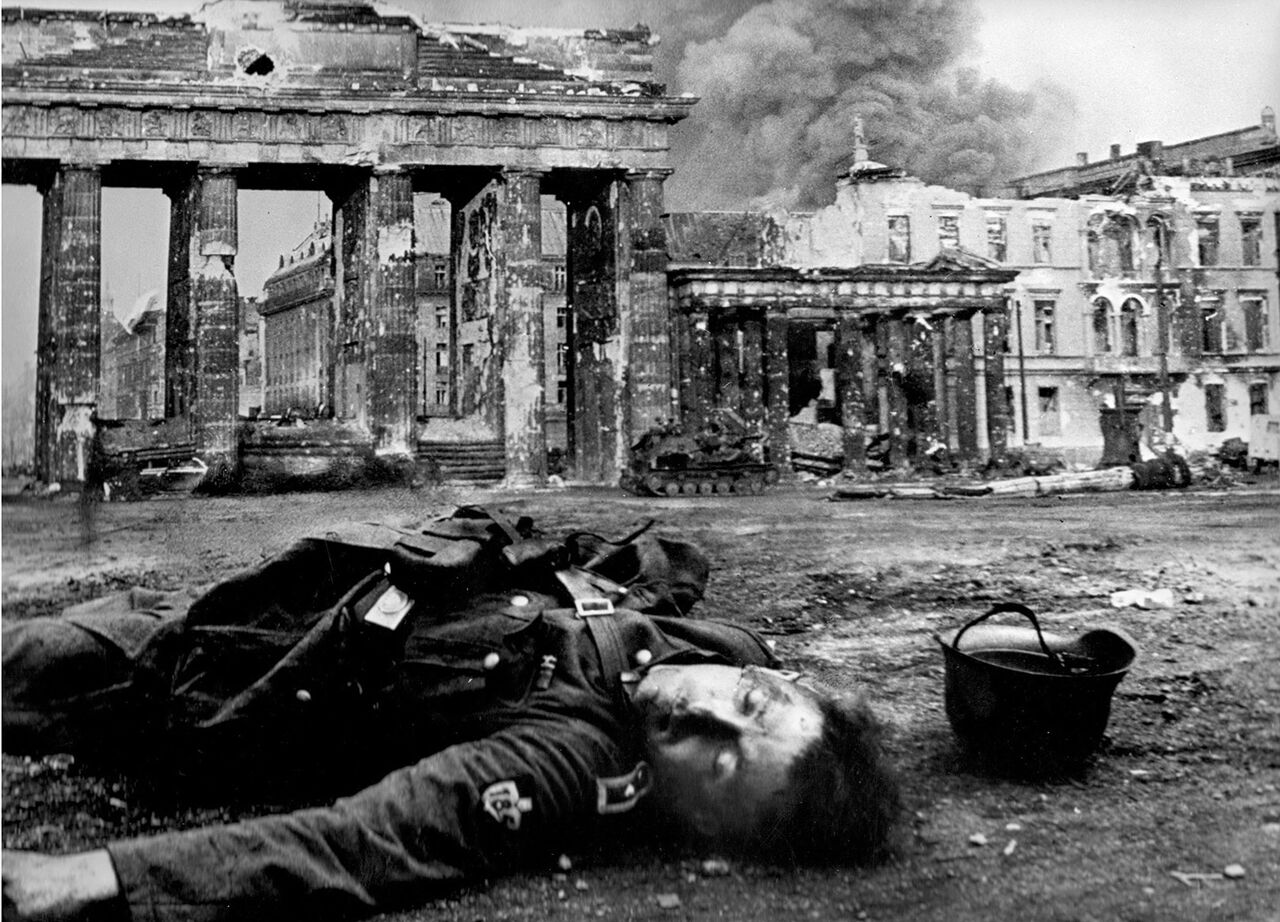 1 mei 1945: de rode vlag wappert bovenop de Rijksdag in Berlijn, Duitse ...