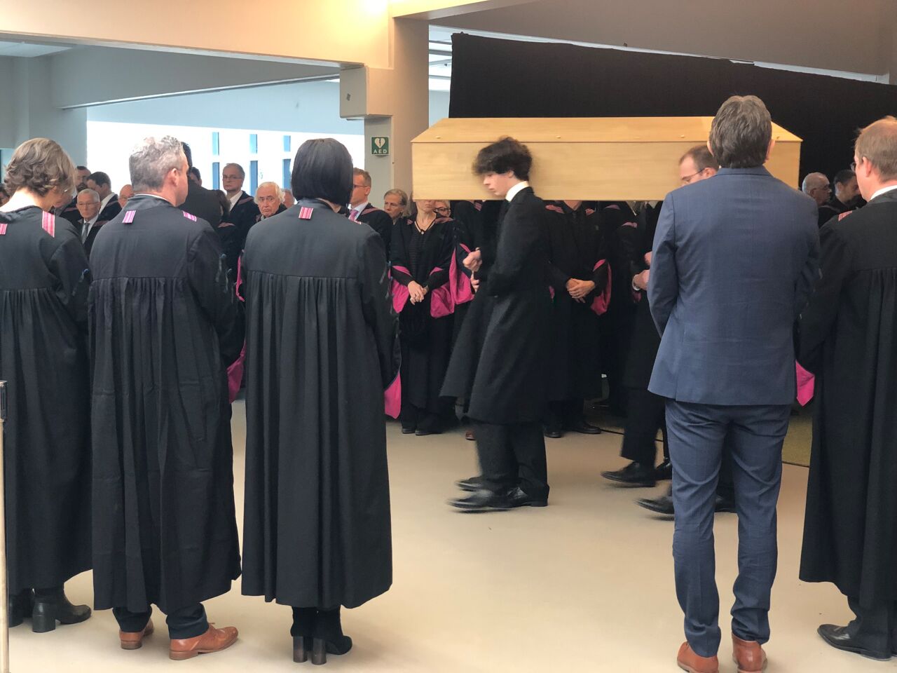 Familie en 100 professoren nemen afscheid van oud-rector Luc De ...