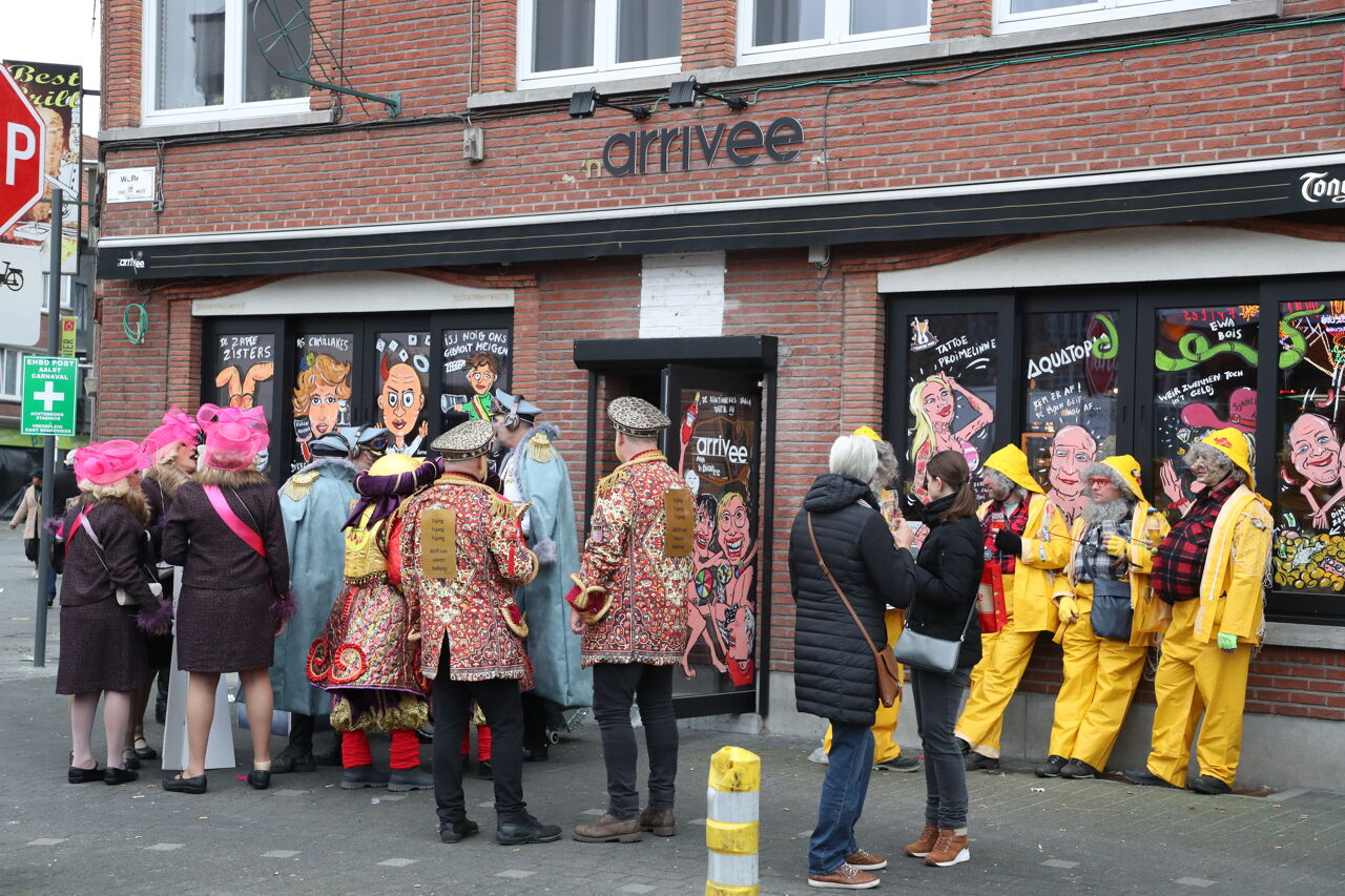IN BEELD - Eerste carnavalstoet in Aalst sinds 2020 brengt meer dan 100 ...