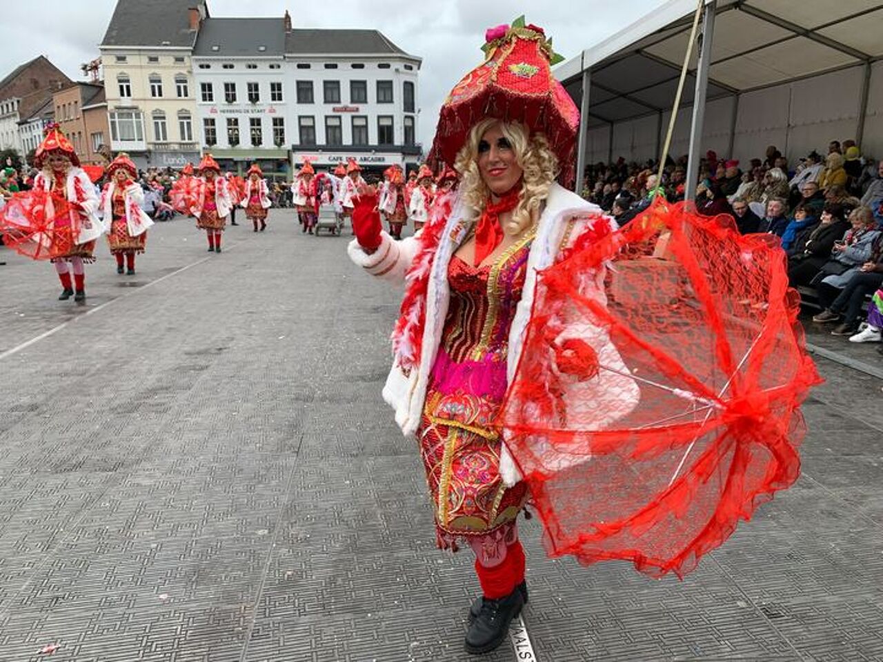 IN BEELD - Eerste carnavalstoet in Aalst sinds 2020 brengt meer dan 100 ...