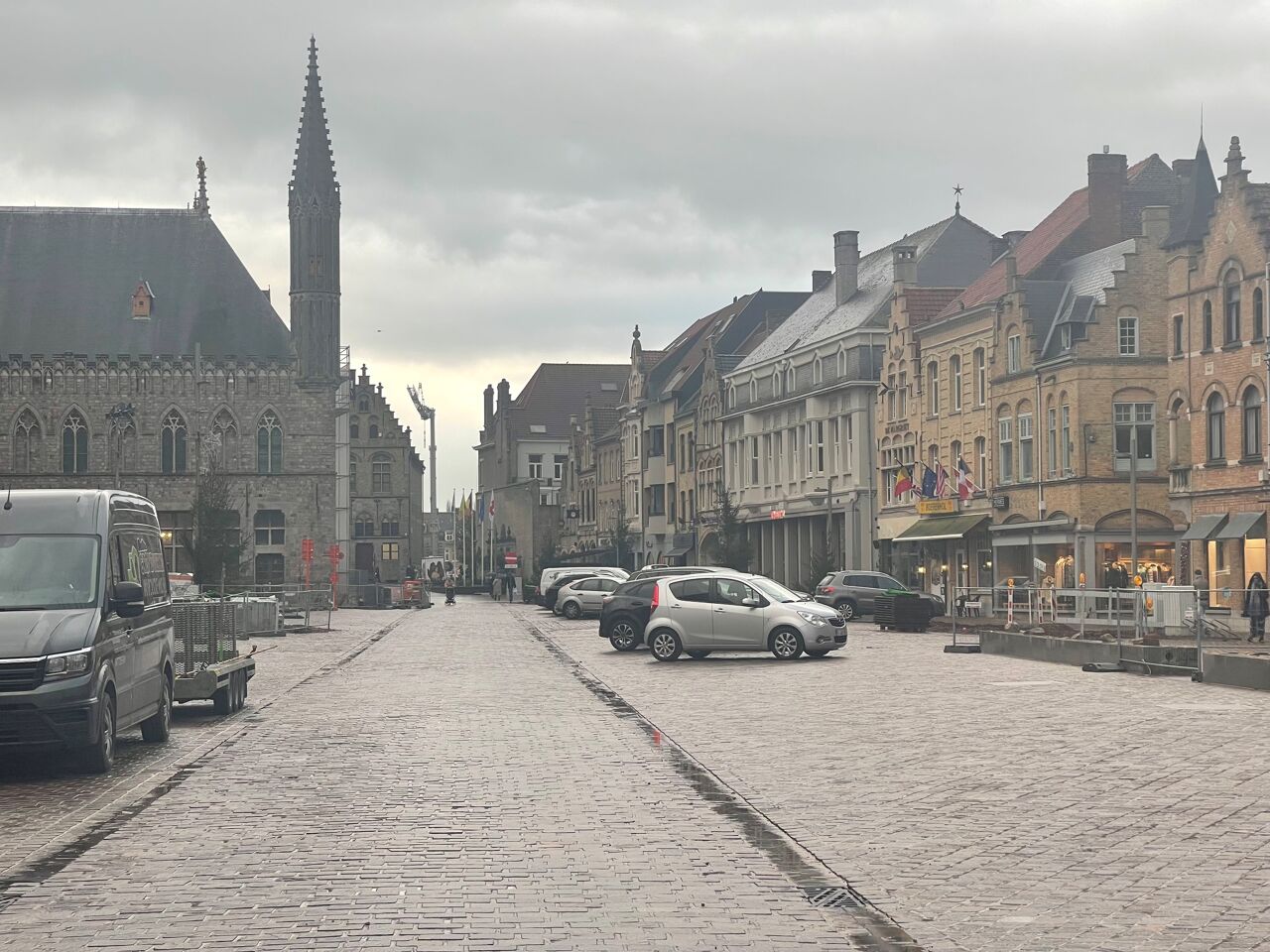 De renovatie van De Leet in het centrum van Ieper loopt opnieuw ...