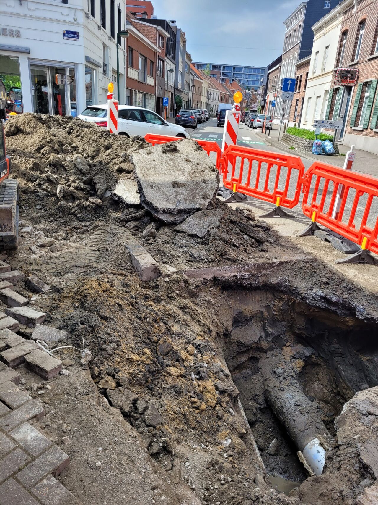 Ondergronds waterlek zorgt opnieuw voor beschadigd wegdek in Merchtem ...