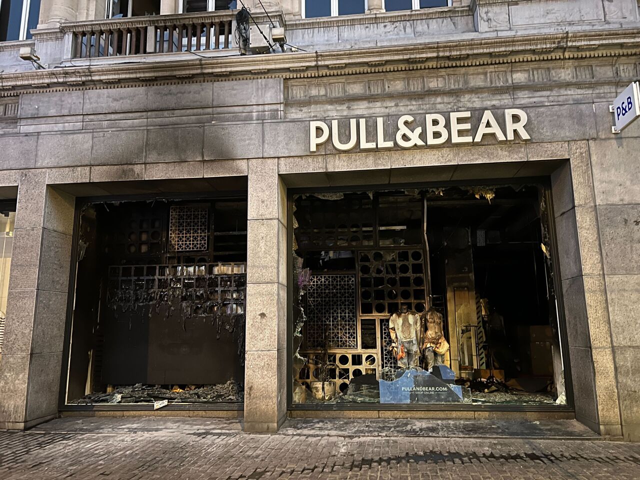 Kledingwinkel in centrum Gent getroffen door uitslaande brand | VRT NWS: nieuws