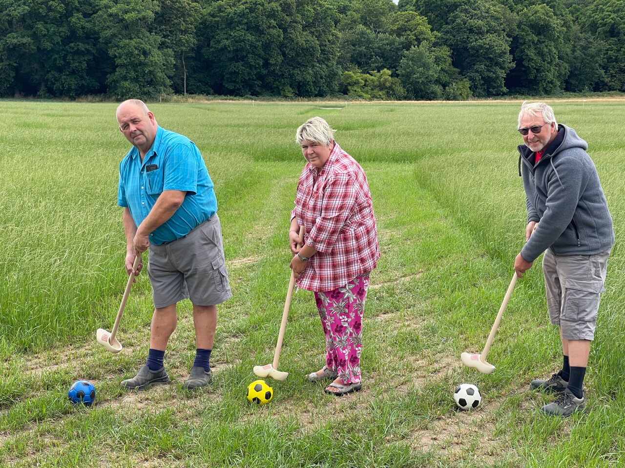 Golfen met klompen en kleine voetbal: landbouwer opent boerengolf bij ...