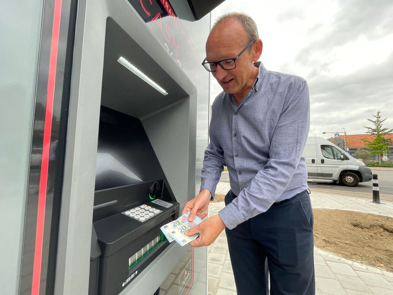 Eerste "gemeentelijke" bankautomaat geopend in Wevelgem | VRT NWS: nieuws
