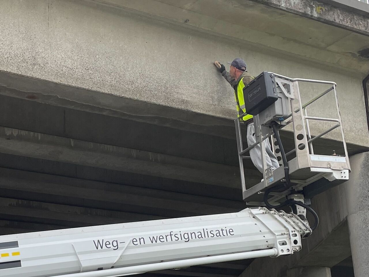 Muurschilderingen op bruggen over A19 herdenken kettingbotsing in 2013 ...