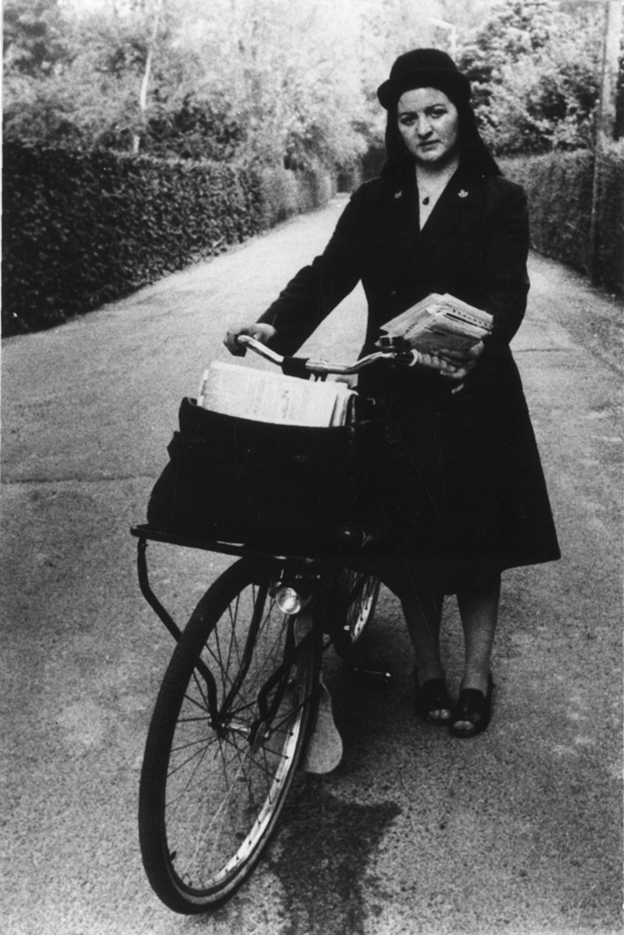 Kortrijk huldigt eerste vrouwelijke postbode van het land met ...