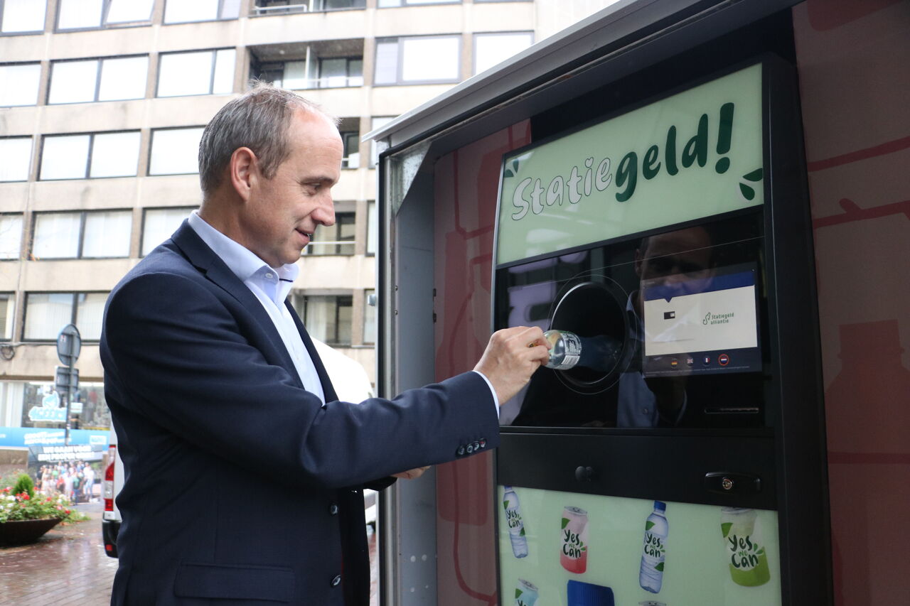 "Gewoon blikjes en flesjes in de machine steken": Statiegeldalliantie ...