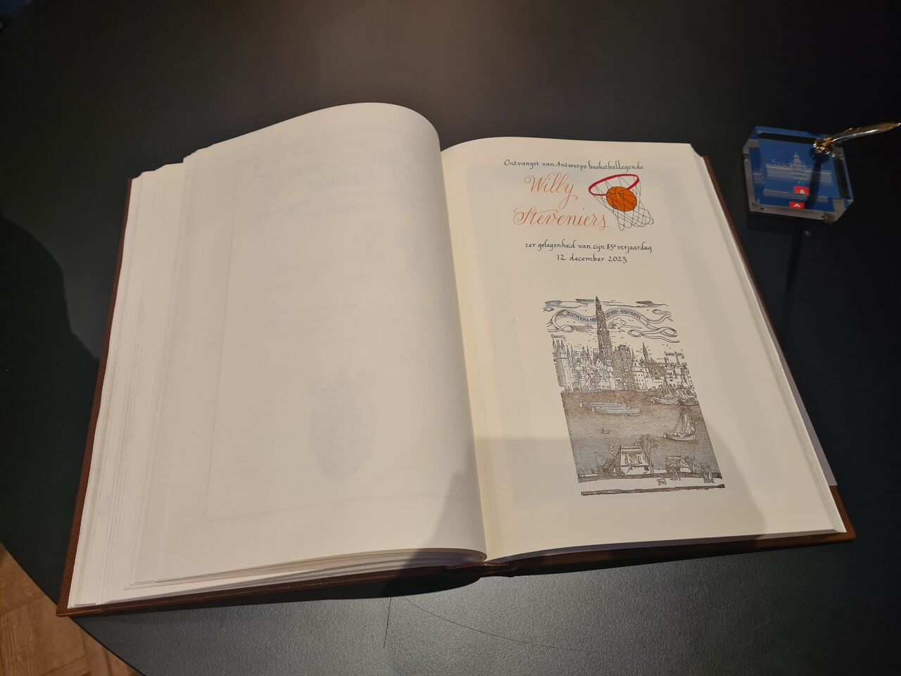 Basketballegende Willy Steveniers viert 85e verjaardag met eerbetoon in ...