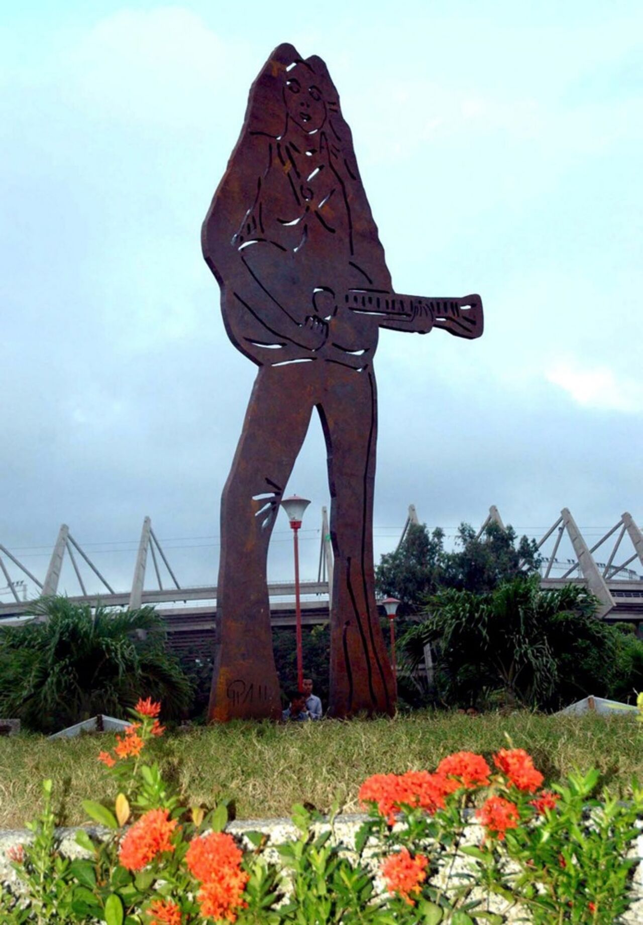 Sensueel ogend (reuzen)standbeeld van Shakira onthuld in haar ...
